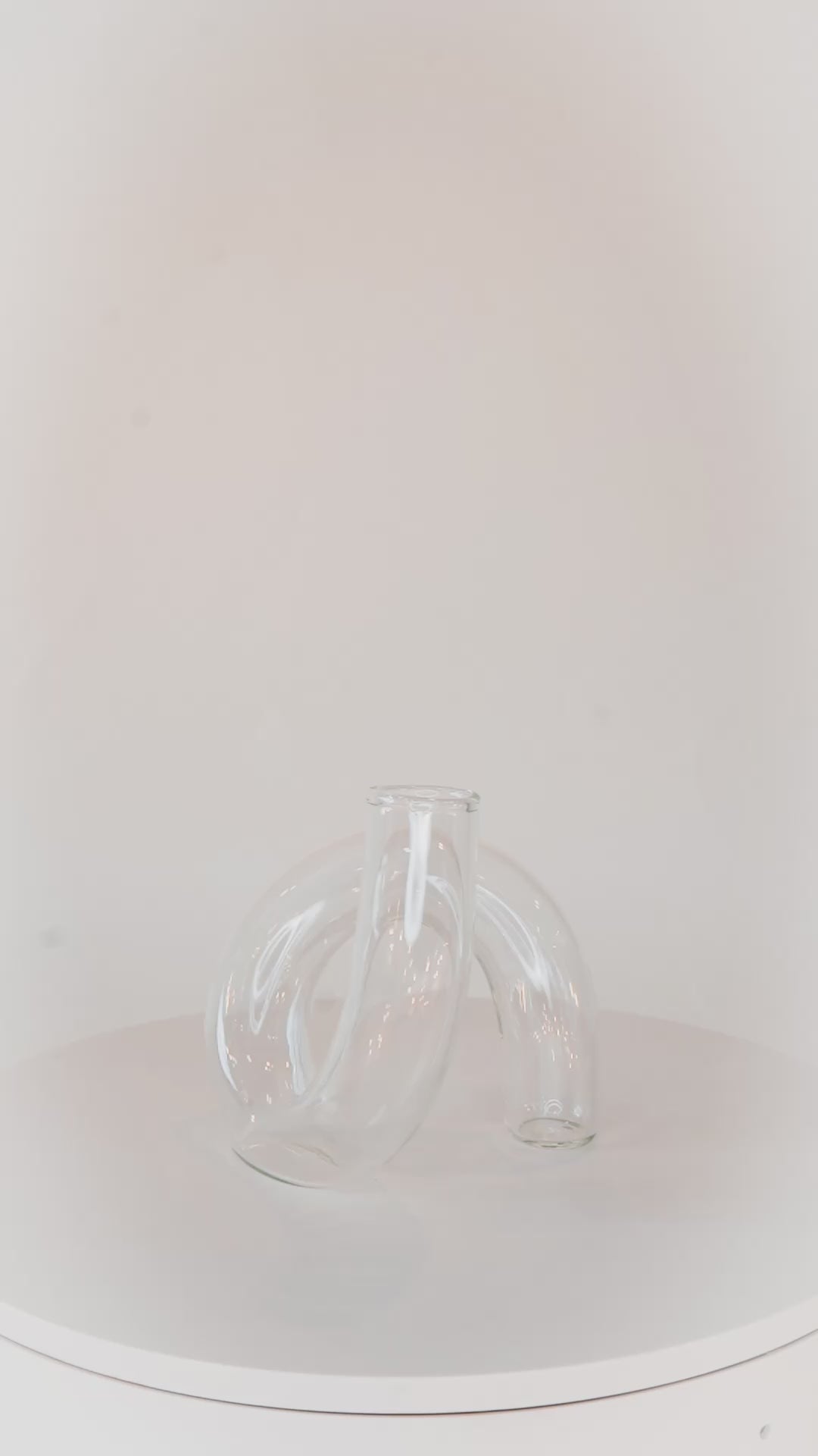 Flora Single Bloom Loop Vase – Elegant Glassware for Weddings – Bride and Bloom